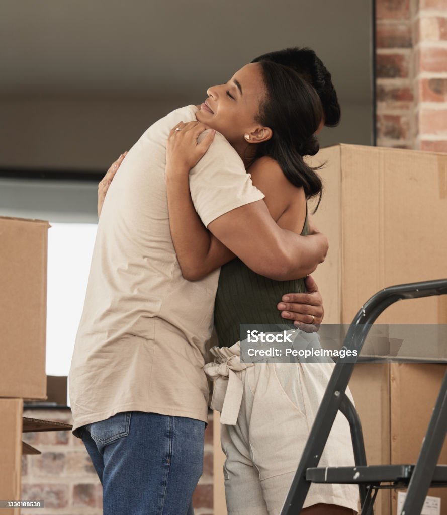 Photo Libre De Droit De Plan Dun Jeune Couple Sembrassant Dans Leur