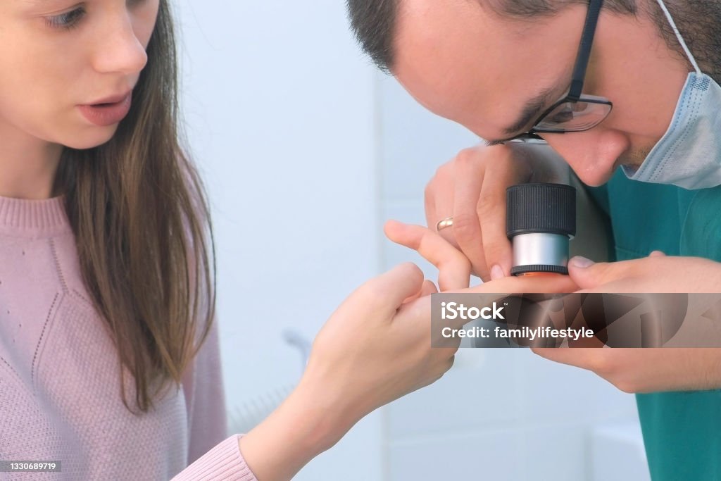 Photo Libre De Droit De Le Chirurgien Et Le Patient Examinent La Verrue