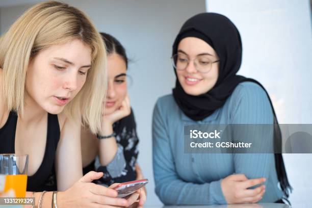 Keragaman Dan Persahabatan Gosip Melalui Media Sosial Foto Stok - Unduh ... Keragaman Dan Persahabatan Gosip Melalui Media Sosial Foto Stok - Unduh ...