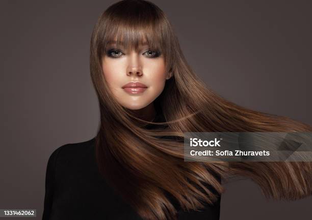 Model Menarik Berambut Coklat Dengan Rambut Panjang Lurus Dan Terawat