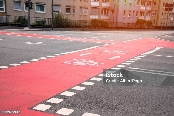Jalur Sepeda Kosong Dicat Tanda Jalan Witn Merah Di Sepanjang Jalan Di ... Jalur Sepeda Kosong Dicat Tanda Jalan Witn Merah Di Sepanjang Jalan Di ...