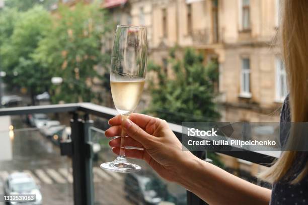 Gadis Dengan Gelas Anggur Di Balkon Minum Anggur Putih Dan Nikmati ... Gadis Dengan Gelas Anggur Di Balkon Minum Anggur Putih Dan Nikmati ...