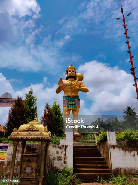 Patung Raksasa Abadi Dewa Hindu Raja Dewa Hanuman Di Bawah Langit Biru ... Patung Raksasa Abadi Dewa Hindu Raja Dewa Hanuman Di Bawah Langit Biru ...