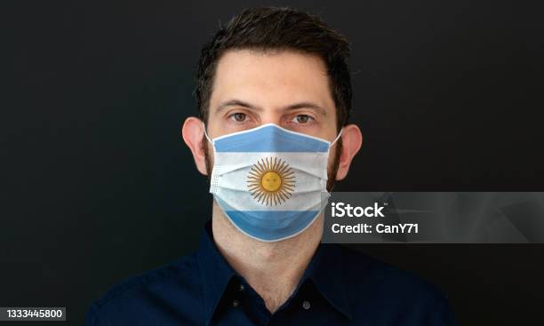 Pria Yang Mengenakan Topeng Wajah Medis Pelindung Bendera Argentina