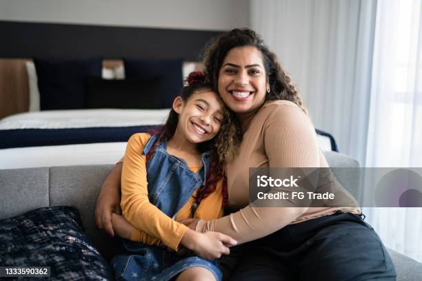 Potret Ibu Dan Anak Yang Bahagia Di Rumah Foto Stok - Unduh Gambar ... Potret Ibu Dan Anak Yang Bahagia Di Rumah Foto Stok - Unduh Gambar ...