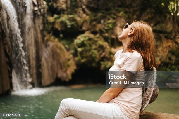 Wanita Muda Yang Cantik Duduk Di Atas Batu Di Sebelah Air Terjun Foto ... Wanita Muda Yang Cantik Duduk Di Atas Batu Di Sebelah Air Terjun Foto ...