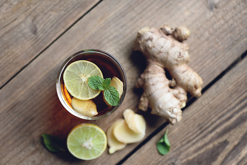 Jahe Dan Lemon Koktail Segar Jus Jahe Panas Dalam Gelas Dan Irisan Teh ... Jahe Dan Lemon Koktail Segar Jus Jahe Panas Dalam Gelas Dan Irisan Teh ...