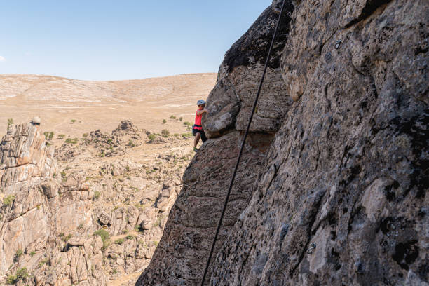 Free picture: Alpinist mountain climber climbing on narrow cliffs