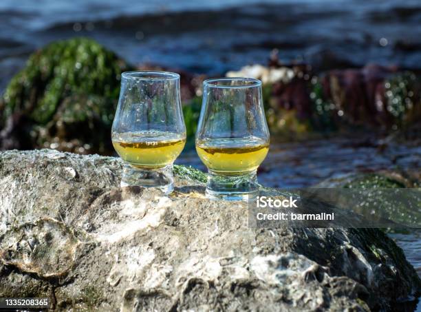 Mencicipi Malt Tunggal Atau Campuran Wiski Scotch Dan Laut Biru Dengan ... Mencicipi Malt Tunggal Atau Campuran Wiski Scotch Dan Laut Biru Dengan ...