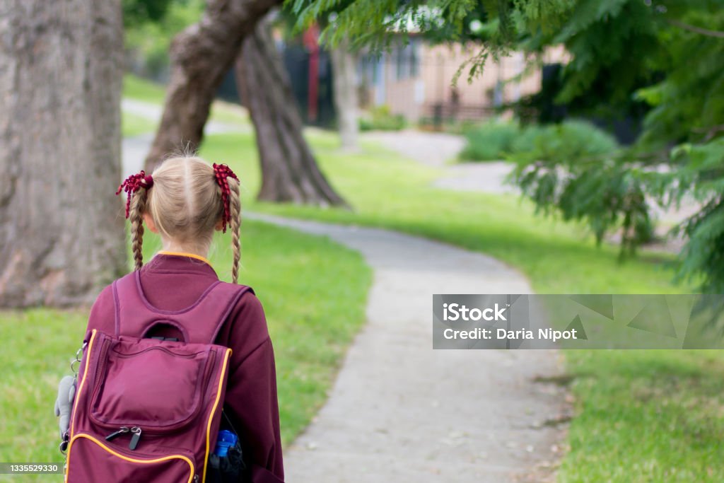 Foto De Uma Garota Usando Uniforme Escolar Marrom Indo Para A Escola