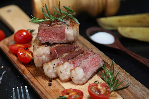 Tutup Steak Daging Sapi Angus Yang Diiris Dengan Lada Hitam Tomat