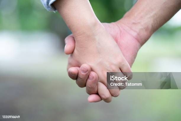 Pasangan Kekasih Berpegangan Tangan Antara Pacar Dan Pacar Cinta Dan