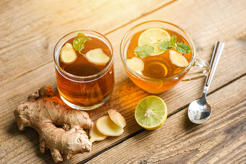 Jahe Dan Lemon Koktail Segar Jus Jahe Panas Dalam Gelas Dan Irisan Teh ... Jahe Dan Lemon Koktail Segar Jus Jahe Panas Dalam Gelas Dan Irisan Teh ...