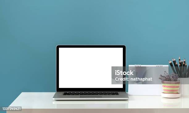 Mockup Komputer Laptop Layar Kosong Dan Persediaan Di Atas Meja Putih
