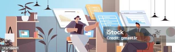 Tim Pebisnis Menganalisis Data Statistik Di Papan Virtual Yang Sukses