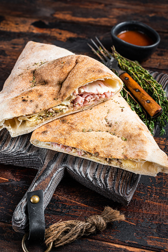 Calzone Buatan Sendiri Menutup Pizza Dengan Ham Dan Keju Di Papan Kayu ... Calzone Buatan Sendiri Menutup Pizza Dengan Ham Dan Keju Di Papan Kayu ...