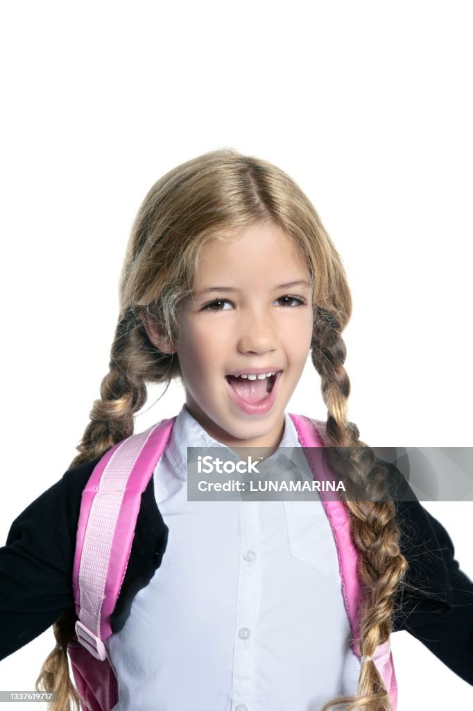 Kleines Blondes Schulmädchen Mit Rucksackporträt Auf Weiß Stockfoto Und