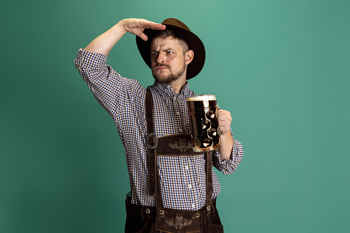 Potret Pria Berjenggot Dengan Kostum Tradisional Bavaria Dengan Satu ... Potret Pria Berjenggot Dengan Kostum Tradisional Bavaria Dengan Satu ...