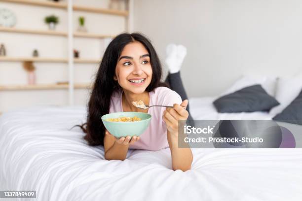 Potret Wanita India Yang Bugar Makan Sereal Dengan Susu Di Tempat Tidur