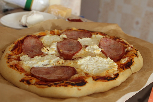 Pizza Buatan Sendiri Dengan Ham Dan Keju Terletak Pada Tampilan Closeup ... Pizza Buatan Sendiri Dengan Ham Dan Keju Terletak Pada Tampilan Closeup ...
