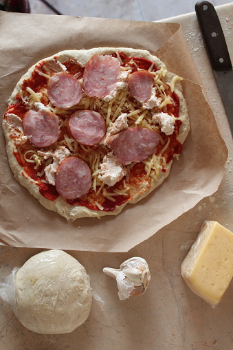 Pizza Memasak Pizza Buatan Sendiri Dengan Sosis Ham Dan Keju Di Samping ... Pizza Memasak Pizza Buatan Sendiri Dengan Sosis Ham Dan Keju Di Samping ...