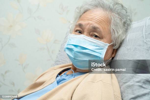 Pasien Wanita Tua Senior Atau Lansia Asia Mengenakan Masker Wajah Di ... Pasien Wanita Tua Senior Atau Lansia Asia Mengenakan Masker Wajah Di ...