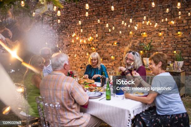 Temanteman Senior Yang Bahagia Mengadakan Pesta Kebun Di Halaman ... Temanteman Senior Yang Bahagia Mengadakan Pesta Kebun Di Halaman ...