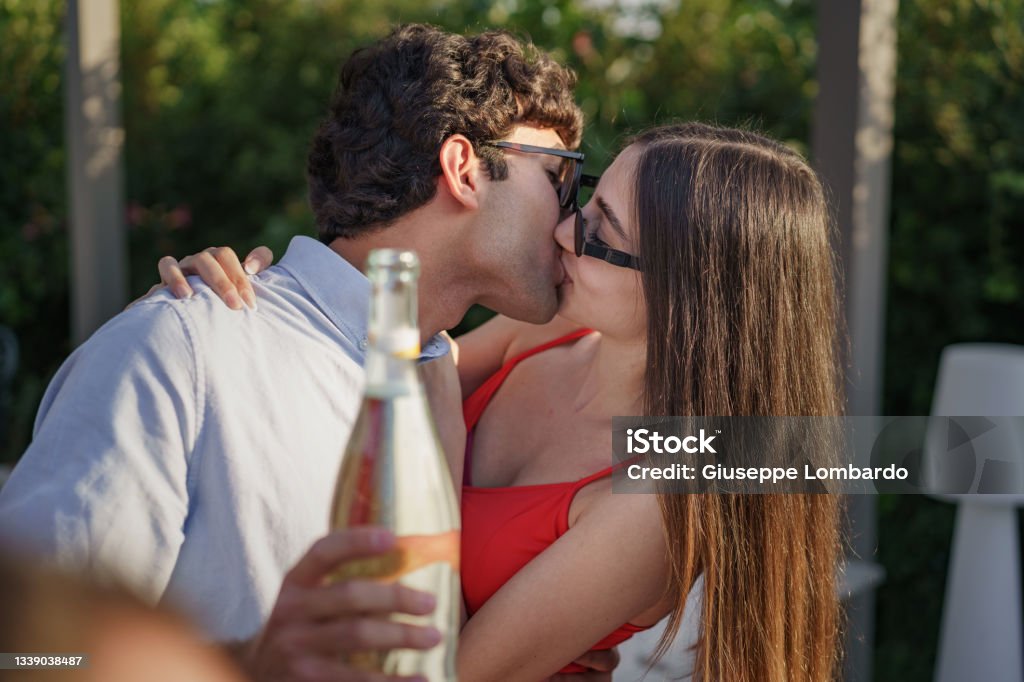 Photo Libre De Droit De Jeune Couple Sembrassant Dans Le Jardin De La