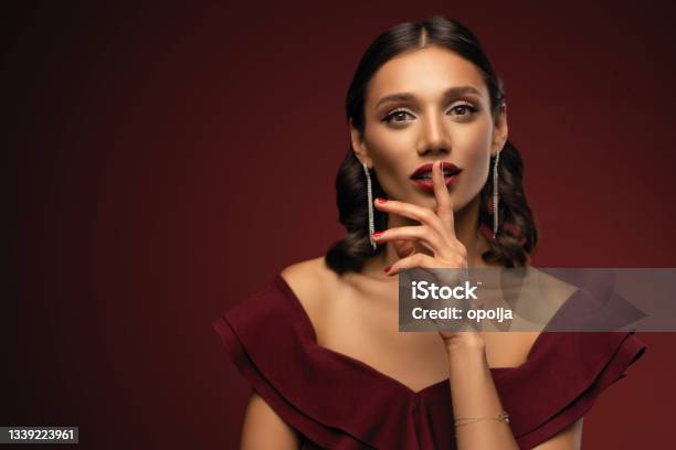 Gadis Model Cantik Dengan Gaya Rambut Elegan Dalam Gaun Merah Wanita