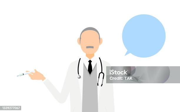 Dokter Pria Senior Dengan Mantel Putih Memegang Jarum Suntik Pose ... Dokter Pria Senior Dengan Mantel Putih Memegang Jarum Suntik Pose ...
