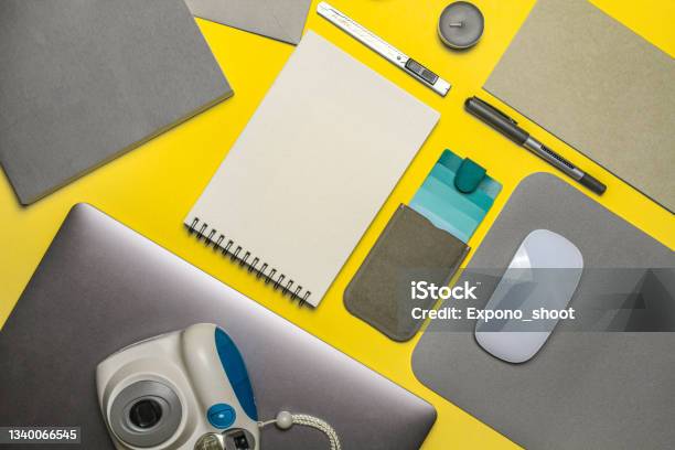 Tempat Kerja Di Kantor Dengan Meja Kuning Tampilan Atas Laptop Dengan