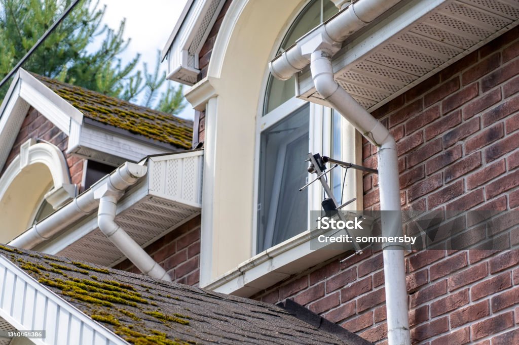 Tampilan Closeup Sistem Selokan Putih Tua Dengan Ventilasi Soffit