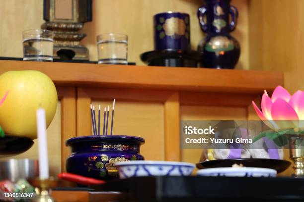 Altar Buddha Dengan Persembahan Dan Dupa Foto Stok - Unduh Gambar ... Altar Buddha Dengan Persembahan Dan Dupa Foto Stok - Unduh Gambar ...