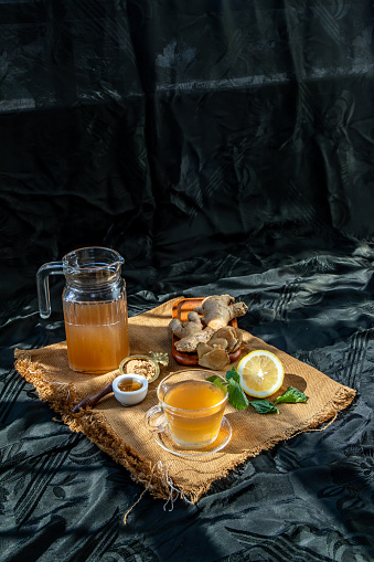Jus Jahe Panas Dengan Lemon Dan Mint Akar Dan Irisan Jahe Disajikan ... Jus Jahe Panas Dengan Lemon Dan Mint Akar Dan Irisan Jahe Disajikan ...