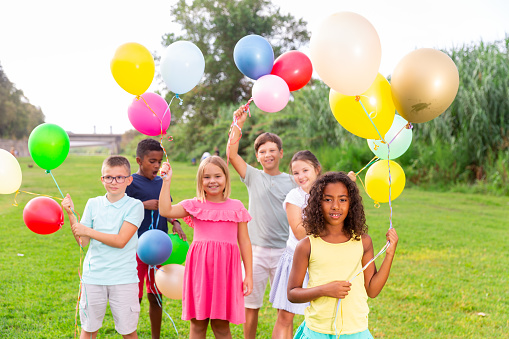 Tersenyum Gadis Praremuan Afrikaamerika Dengan Balon Di Halaman Hijau ... Tersenyum Gadis Praremuan Afrikaamerika Dengan Balon Di Halaman Hijau ...