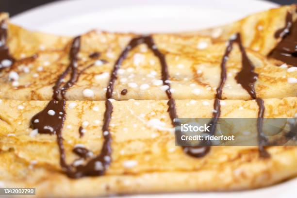 Tutupi Tampilan Pancake Dengan Cokelat Di Atas Yang Disajikan Di Atas ... Tutupi Tampilan Pancake Dengan Cokelat Di Atas Yang Disajikan Di Atas ...