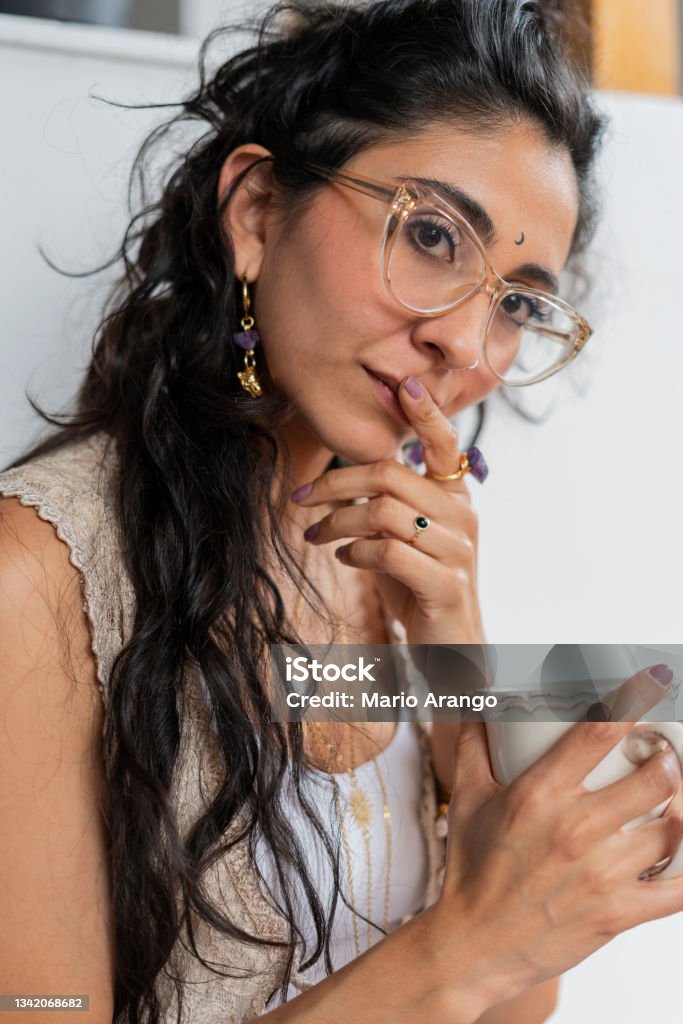 Wanita Cantik Duduk Melihat Kamera Dalam Potret Sambil Minum Kopi Foto ... Wanita Cantik Duduk Melihat Kamera Dalam Potret Sambil Minum Kopi Foto ...