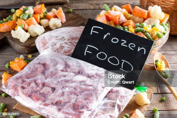 Makanan Beku Bermacammacam Sayuran Beku Dan Daging Di Atas Meja Foto