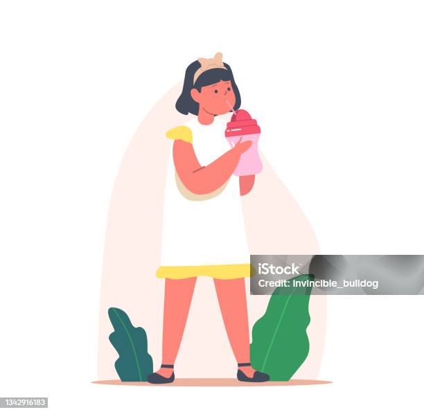 Gadis Kecil Minum Air Bersih Susu Atau Jus Anak Dengan Botol Bayi Dan ... Gadis Kecil Minum Air Bersih Susu Atau Jus Anak Dengan Botol Bayi Dan ...