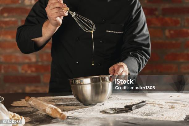 Gambar Koki Pria Yang Dipotong Masak Dengan Seragam Dapur Hitam Membuat ... Gambar Koki Pria Yang Dipotong Masak Dengan Seragam Dapur Hitam Membuat ...