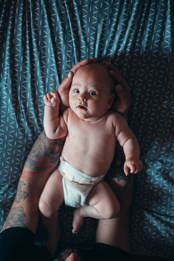 Photo Libre De Droit De Père Barbu Tatoué Jouant Avec Son Fils Banque D