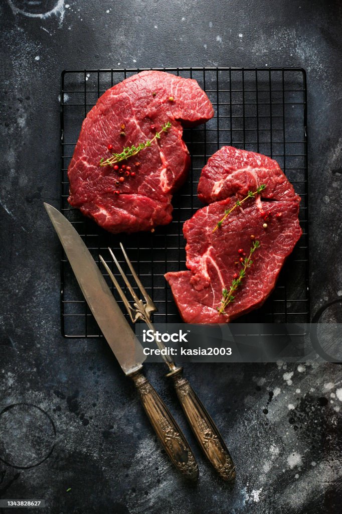 Dua Steak Mentah New York Dengan Rosemary Dan Rempahrempah Di Selembar