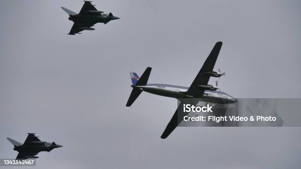 Pesawat Balingbaling Dari Tahun 1950an Dicegat Oleh Pejuang Militer ... Pesawat Balingbaling Dari Tahun 1950an Dicegat Oleh Pejuang Militer ...