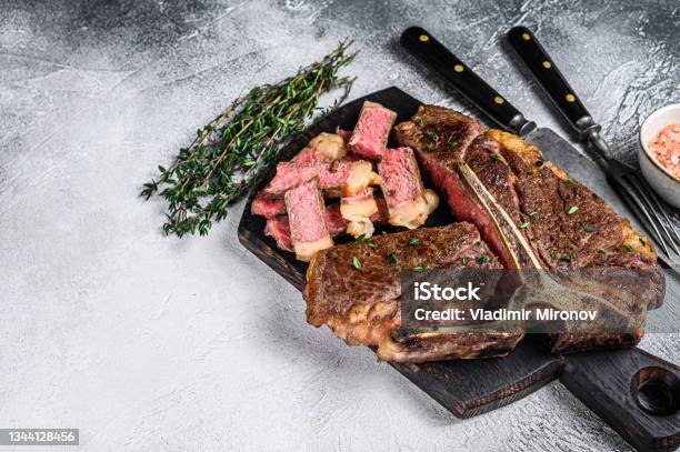 Irisan Daging Sapi Tbone Panggang Steak Di Talenan Kayu Latar Belakang