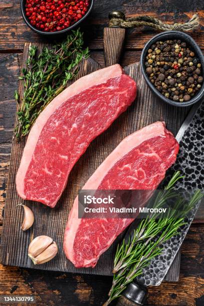 Steak Daging Sapi Sirloin Atas Mentah Di Papan Kayu Potong Latar