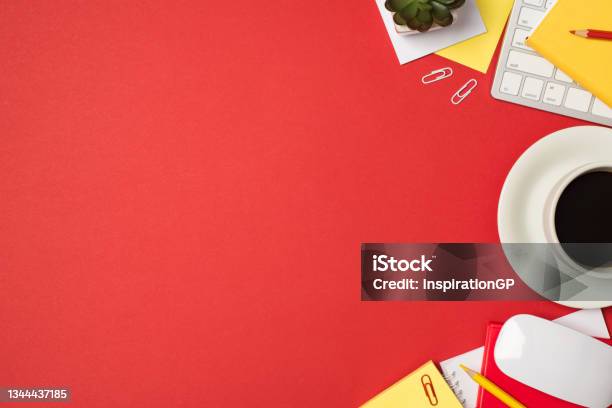 Foto Tampilan Atas Keyboard Ruang Kerja Mouse Kuning Klip Kertas