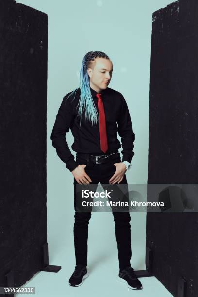 Pemuda Yang Menarik Dengan Potongan Rambut Yang Menarik Di Kepang Pada