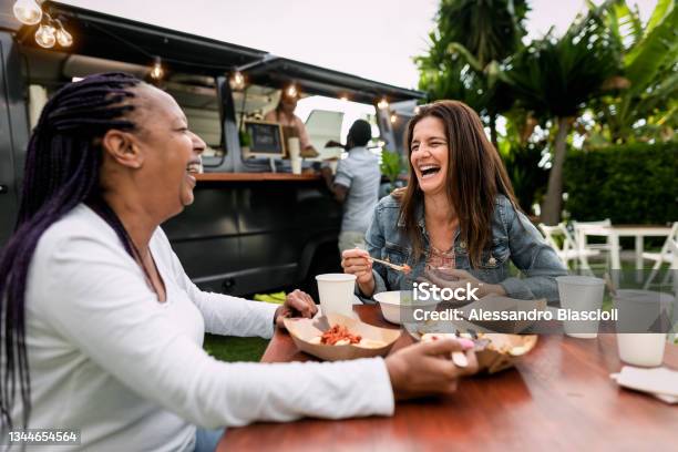Temanteman Senior Multiras Yang Bahagia Bersenangsenang Makan Di Truk ... Temanteman Senior Multiras Yang Bahagia Bersenangsenang Makan Di Truk ...
