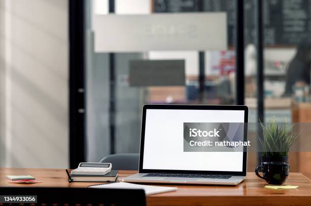 Mockup Komputer Laptop Layar Kosong Dan Persediaan Di Atas Meja Kayu Di