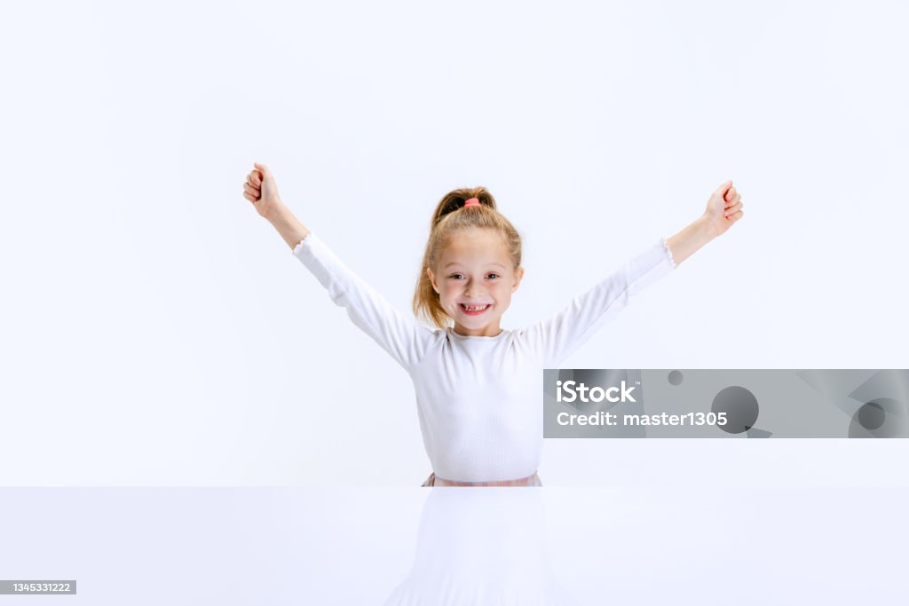 Porträt Eines Wunderschönen Schulmädchens Das Auf Weißem Hintergrund